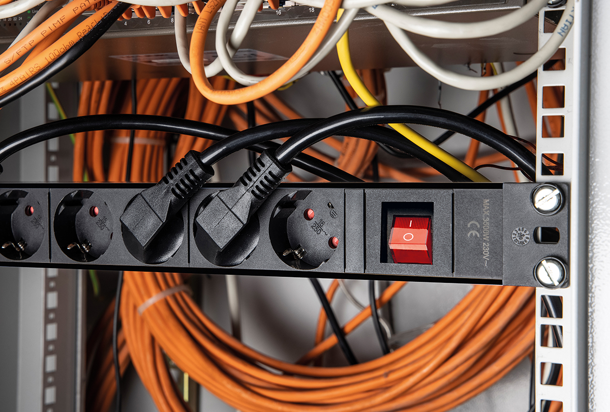 Steckdosenleiste 19 Zoll RACK, 1HE, mit Schalter | as - Schwabe